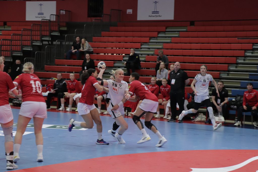 Lovísa skoraði 15 mörk og batt enda á sigurgöngu ÍBV | Handbolti.is
