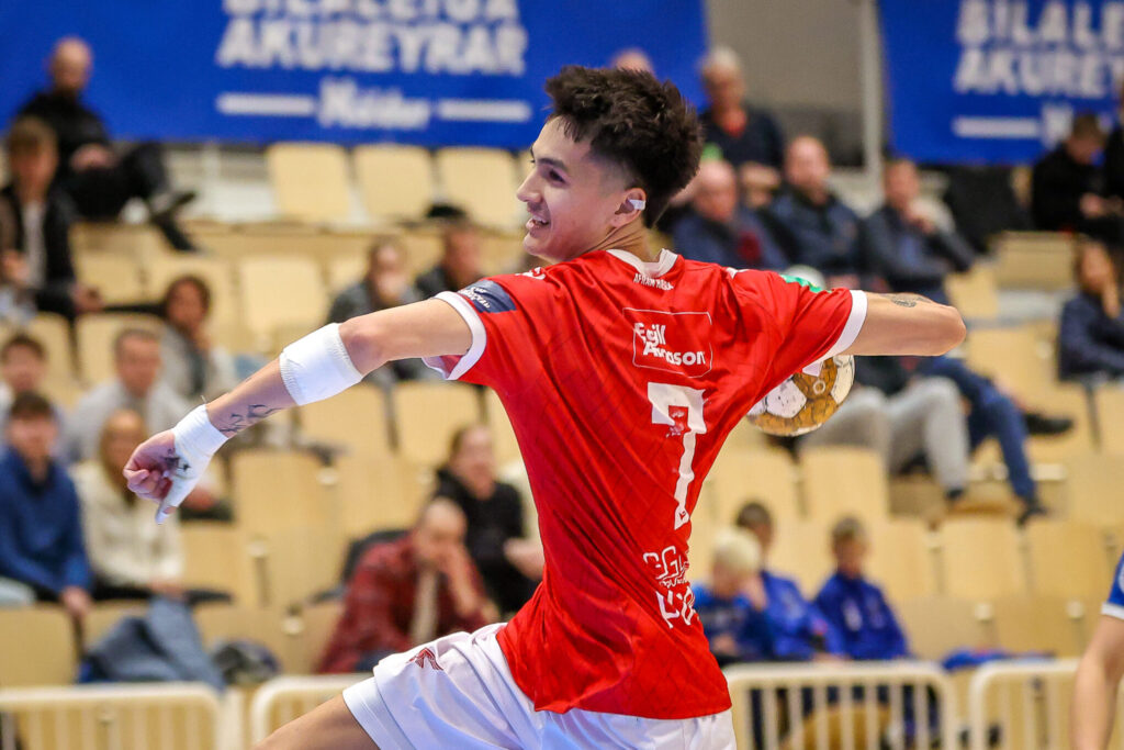 Valur er kominn yfir eftir sigur í háspennuleik | Handbolti.is