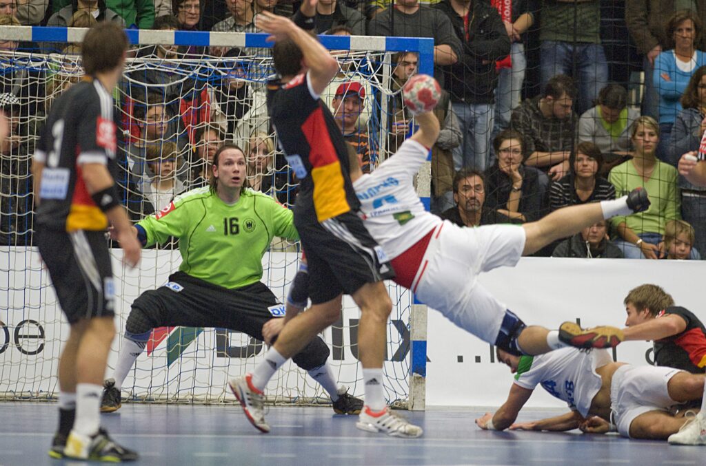 Sneri aftur í sterkustu deild heims 43 ára | Handbolti.is